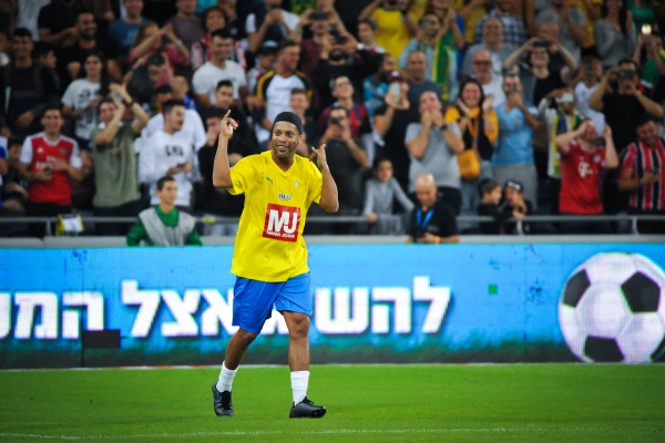 Brazilian soccer legend Ronaldinho returns to Israel | All Israel News