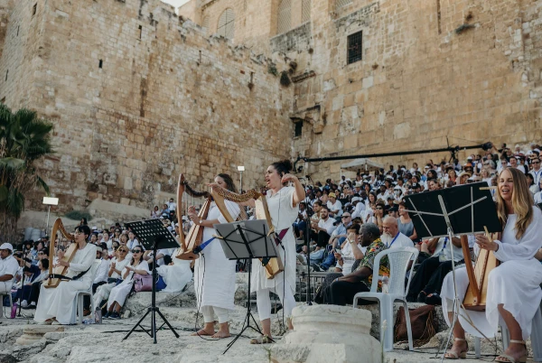 'The sound of harpists' heard at the Southern Steps of the Temple Mount ...